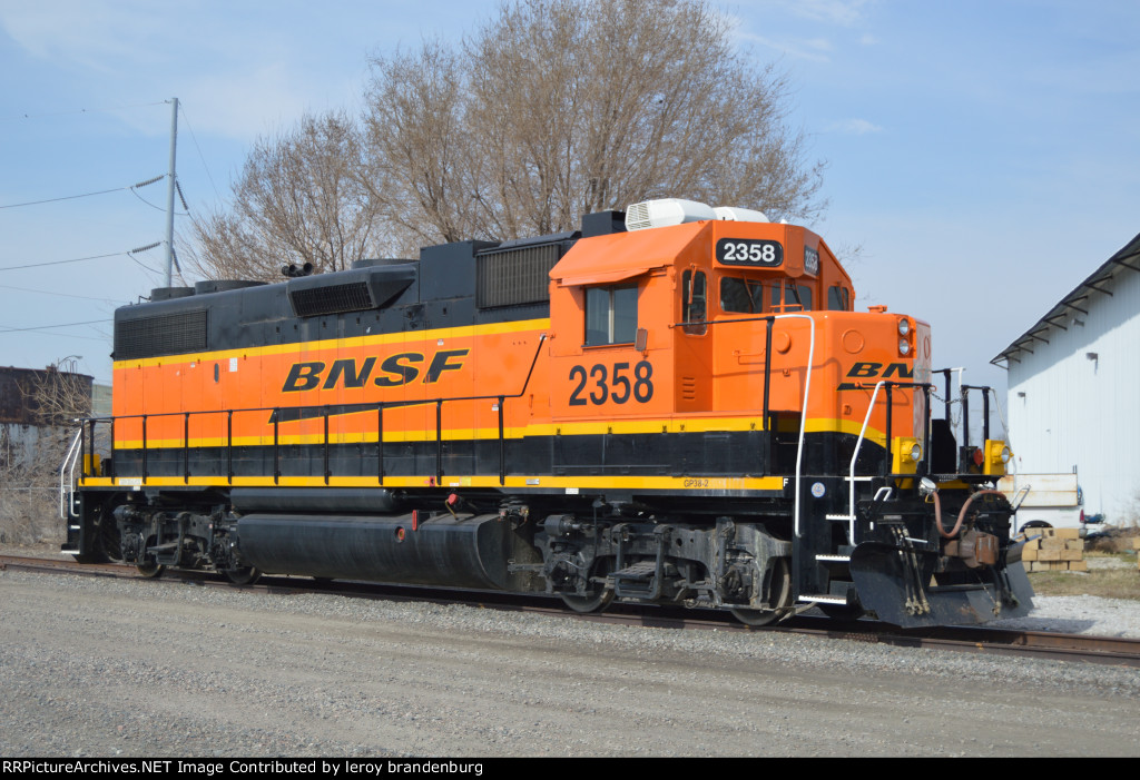 BNSF 2358 in north kc